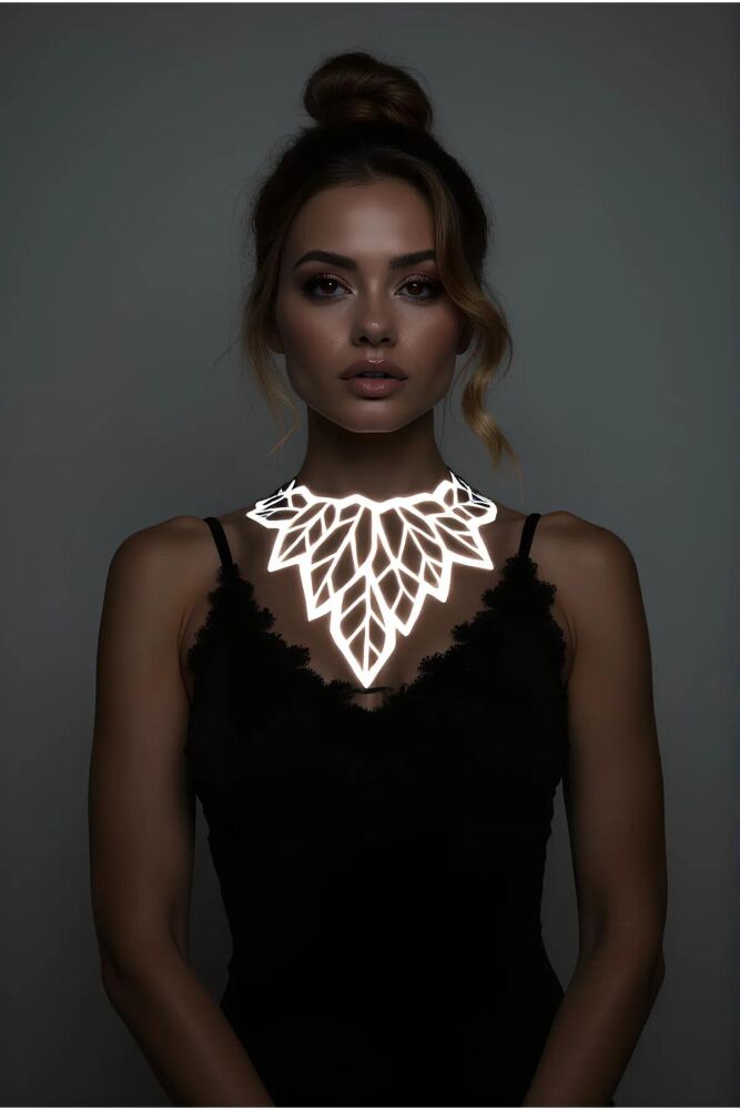Beyaz Reflektörlü Büyük Yaprak Choker Kolye, Tarz Lazer Kesim Kolye ...